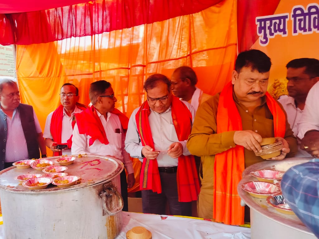 A feast was organized,cmo office up, lko | भंडारे का किया गया आयोजन ...