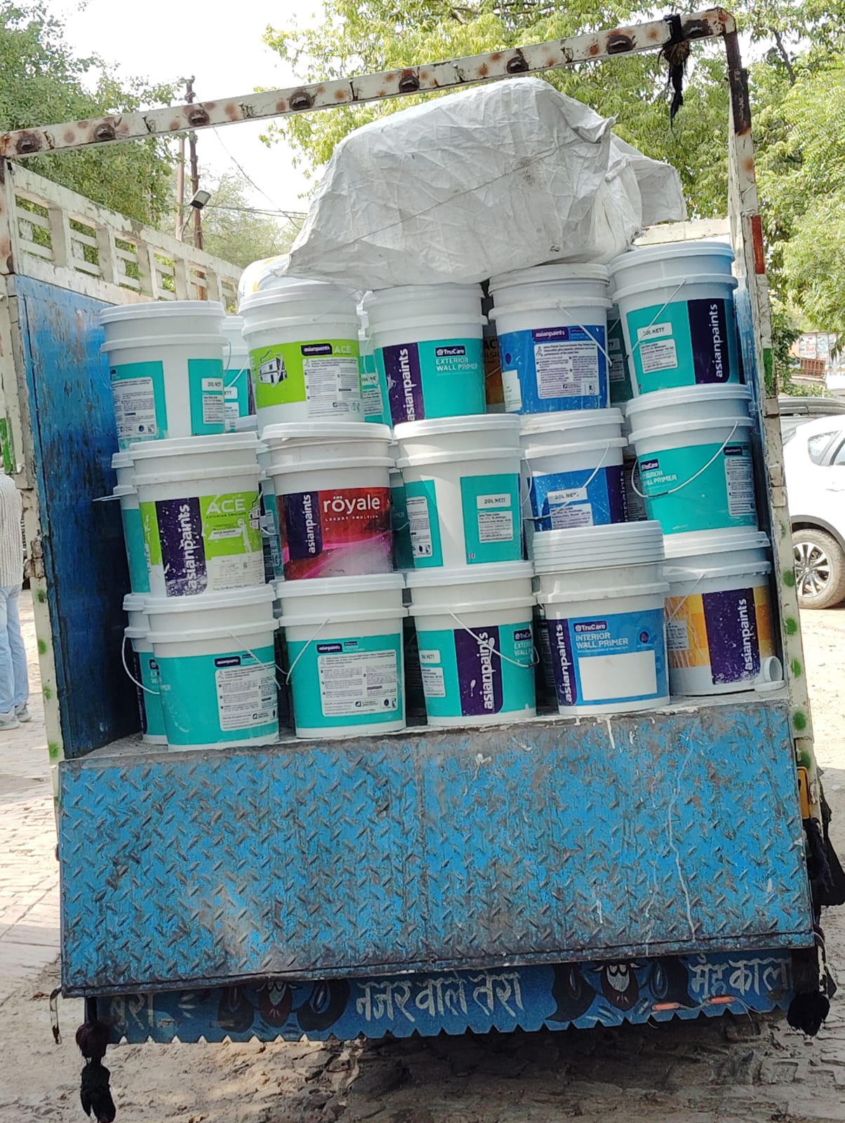 Kanpur Hanumant Vihar police exposed a fake paint manufacturing factory ...