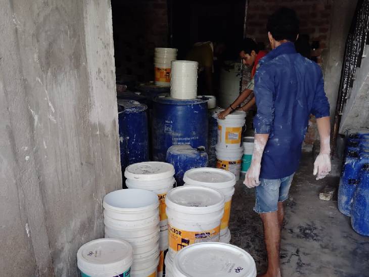 Kanpur Hanumant Vihar police exposed a fake paint manufacturing factory ...