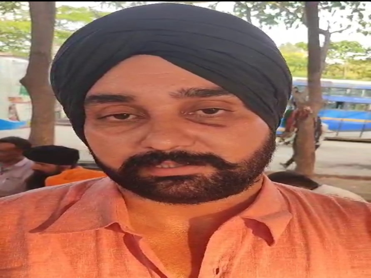 Sikh bus driver's turban pulled and he was beaten with a belt | सिख बस ...