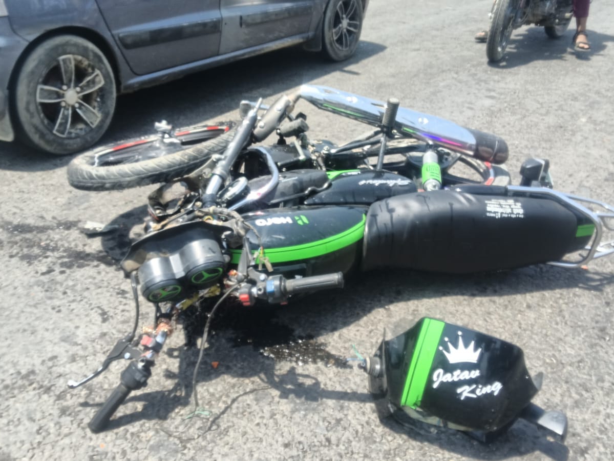 E-rickshaw and bike collide in Bijnor