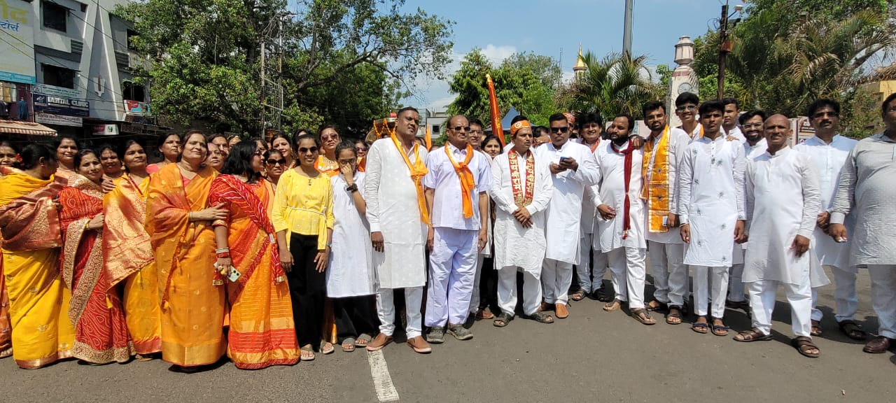 Lord Mahesh came out on the chariot, the people of the society gave the ...