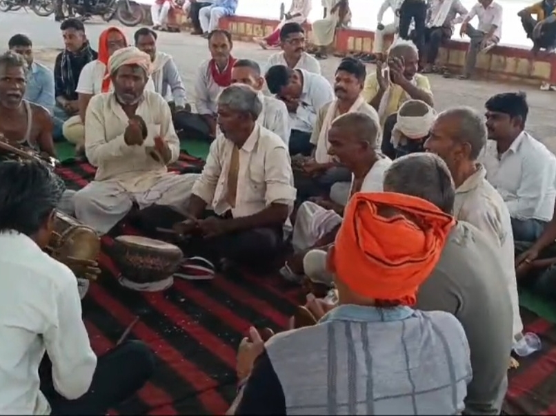 Aarti was performed at Deep Sagar lake | दीप सागर तालाब की उतारी आरती ...