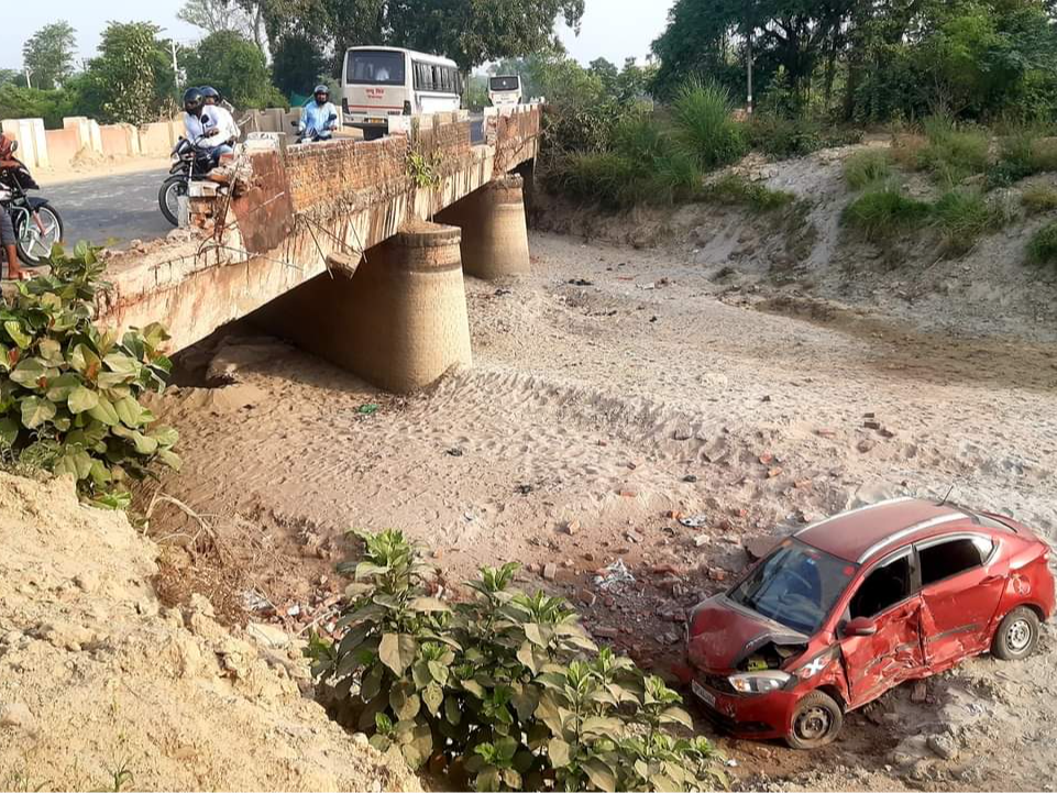 Ayodhya Uncontrolled car fell into Sharda canal | अयोध्या में बेकाबू ...