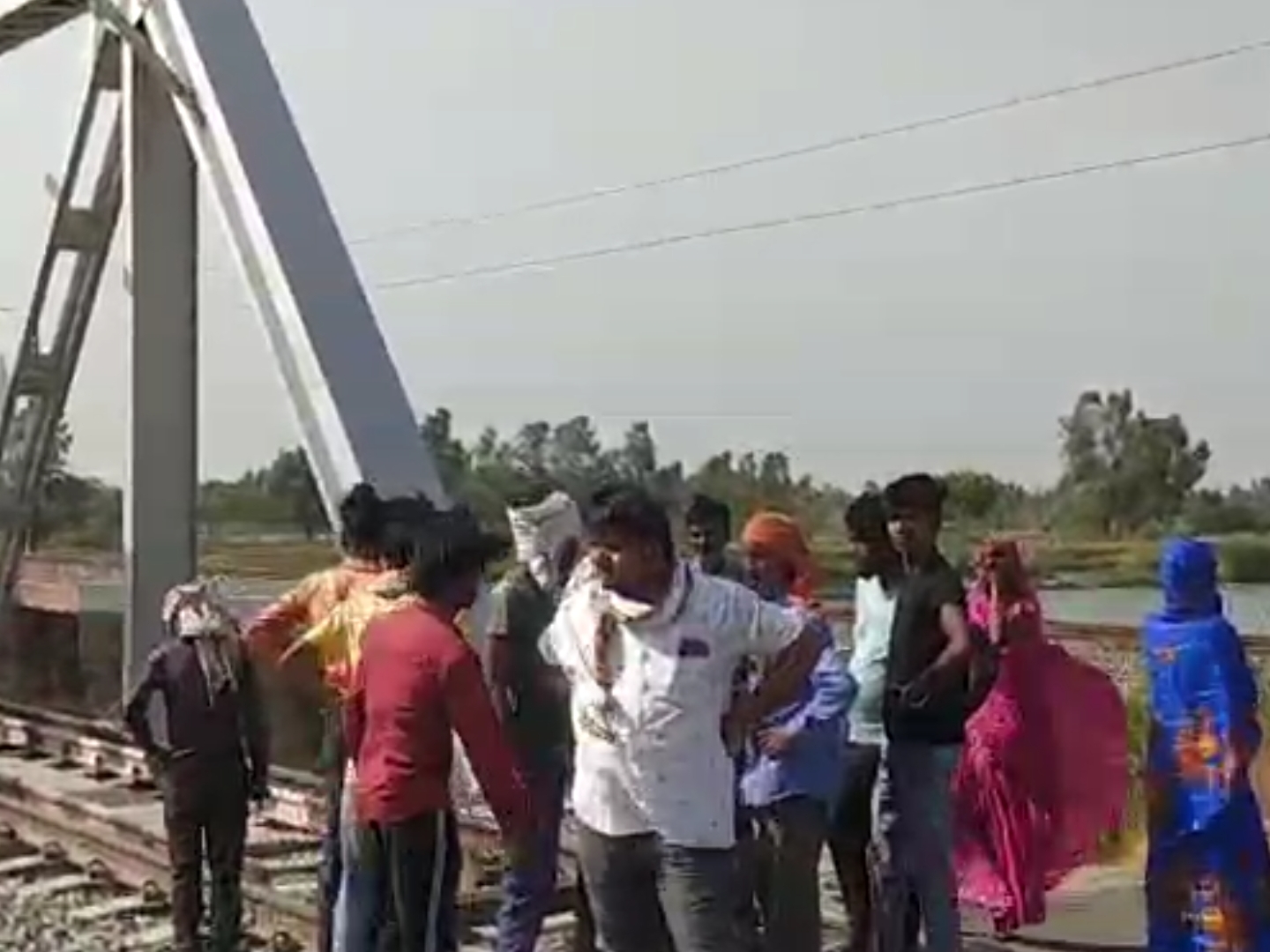 A passenger fell into the Sharda Canal from the Jananayak Express ...
