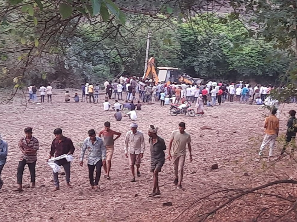 8 month old dead body was taken out from the well | कुएं से 8 महीने ...