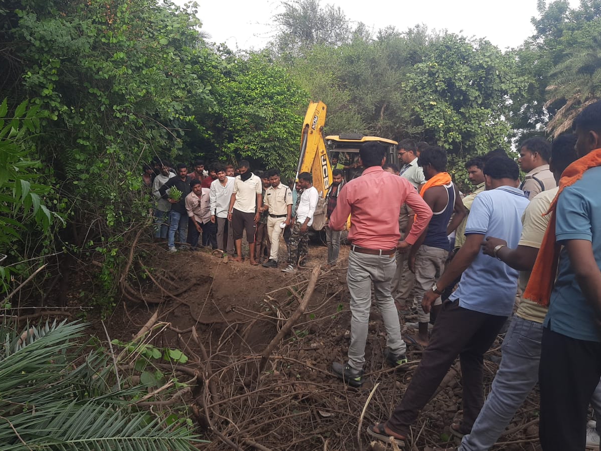 8 month old dead body was taken out from the well | कुएं से 8 महीने ...