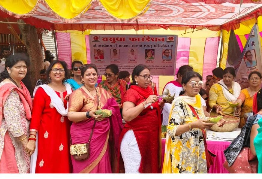 Bhandara was organized on the last Bada Mangal in Prayagraj | प्रयागराज ...