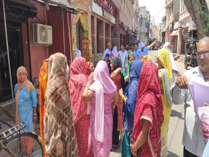 PHED officers surrounded | पानी को लेकर PHED कार्यालय का घेराव: पेयजल ...