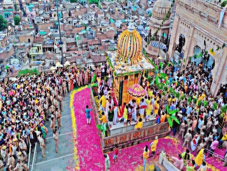 He was cooking meat near Radha Rani temple | मथुरा में राधा-रानी मंदिर ...