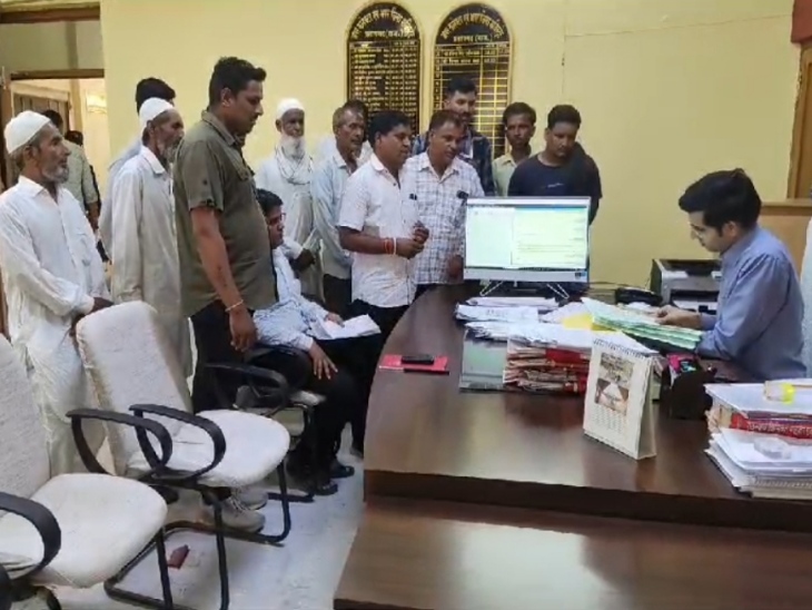 Farmers demonstrated at the mini secretariat in Pratapgarh | प्रतापगढ़ ...