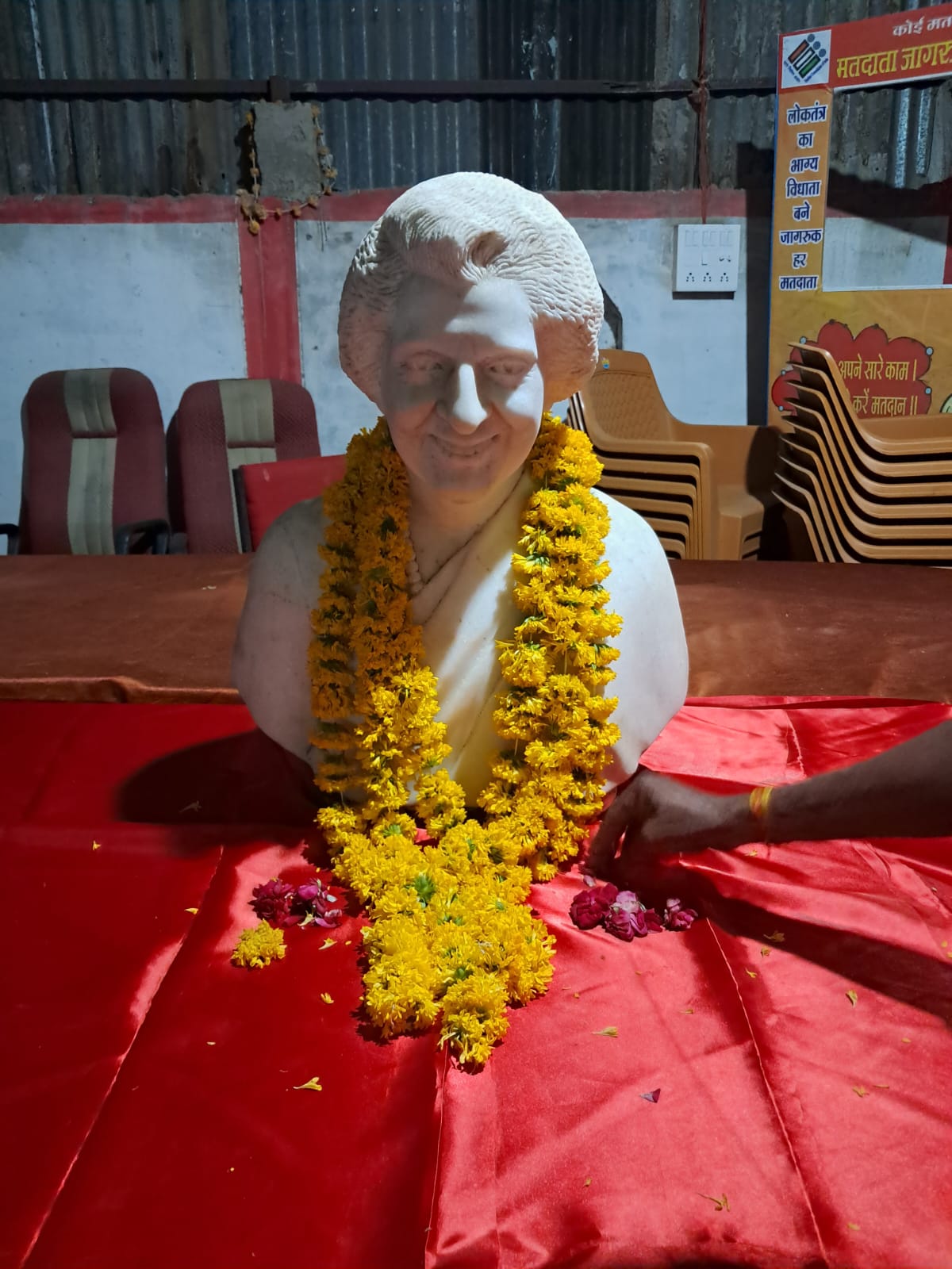 Kalamukhi Panchayat broke the statue of Indira Gandhi