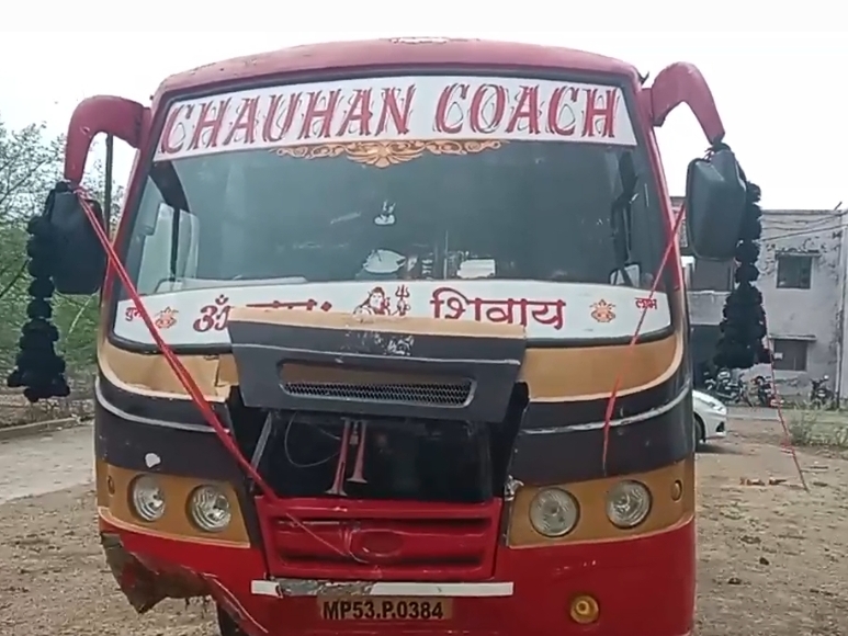 Accident with bus of Chauhan coach, death on the spot | साइकिल सवार को ...