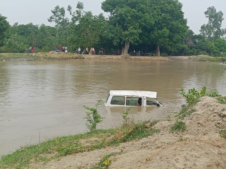 Van fell into Sharda canal in Unnao | उन्नाव में शारदा नहर में गिरी वैन ...