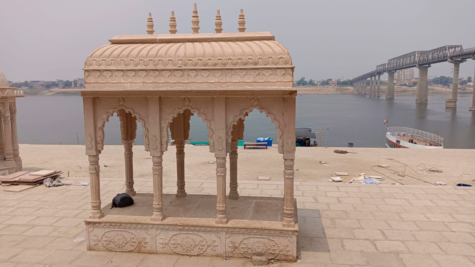 The first ghat is being prepared in Ramnagar across the Ganges of Kashi ...