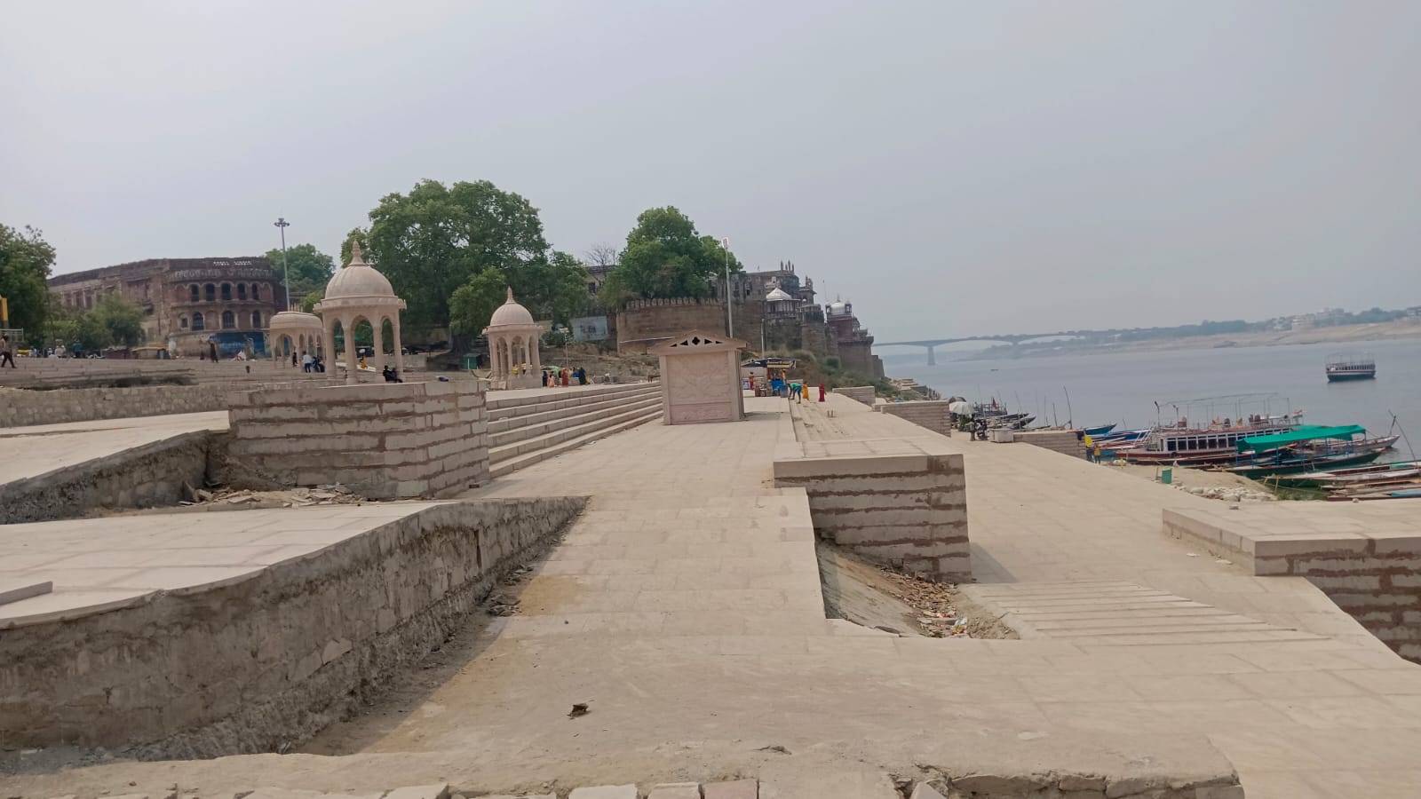 The first ghat is being prepared in Ramnagar across the Ganges of Kashi ...
