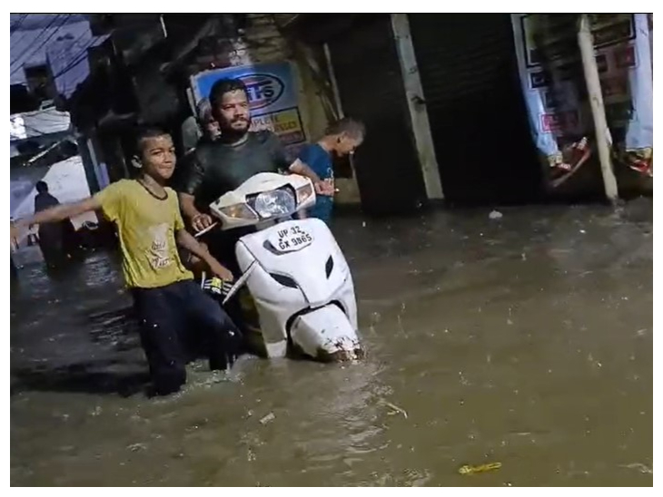 Strong easterly wind is stopping the rain in Lucknow,Monsoon will be ...