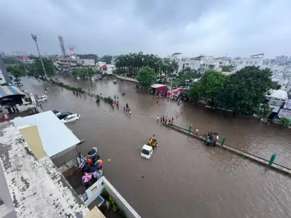 Surat received 5 inches of rain in 12 hours | सूरत में 12 घंटे में 5 ...
