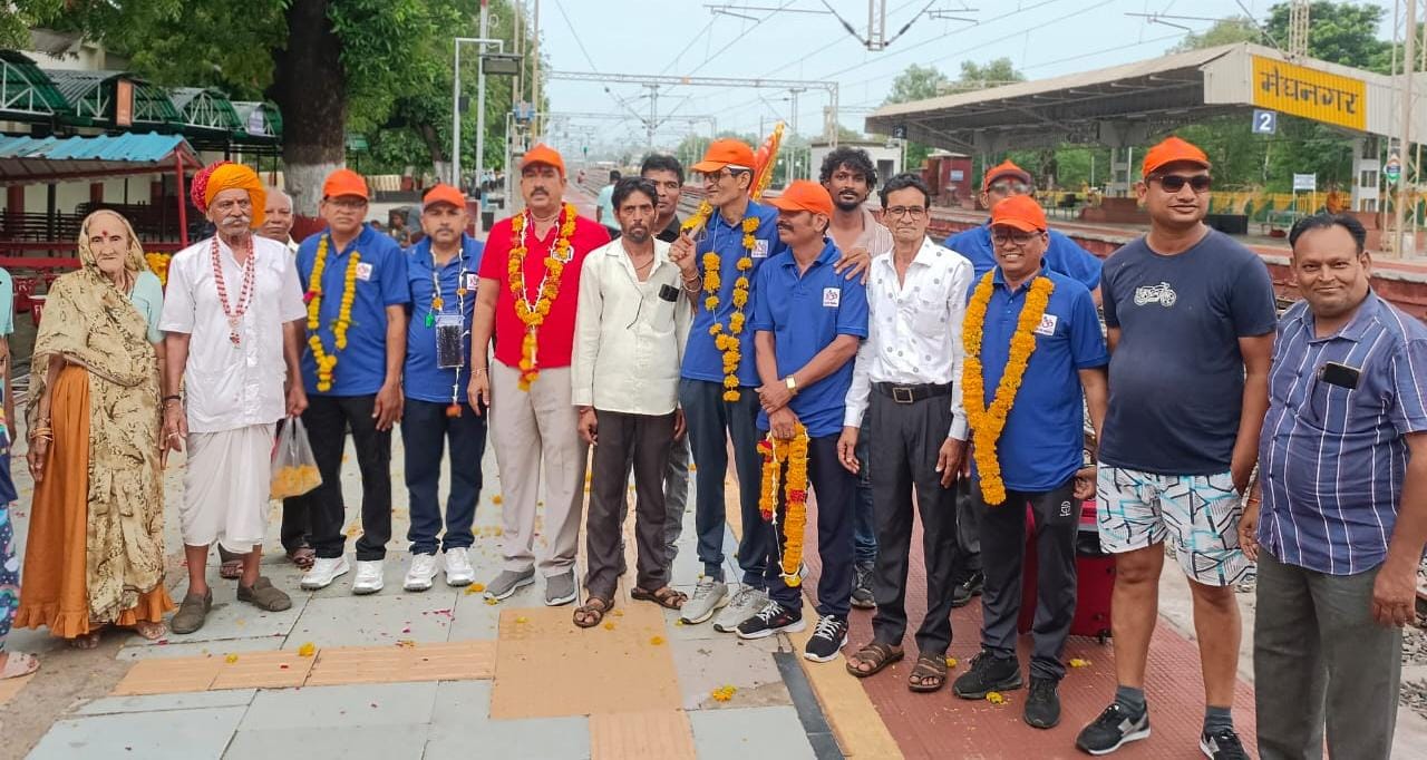 The first batch of 50 devotees left for Amarnath from Thandla | थांदला ...