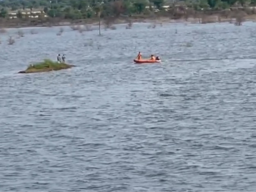 Four youths stranded on an island in the Takli river | ताकली नदी के ...