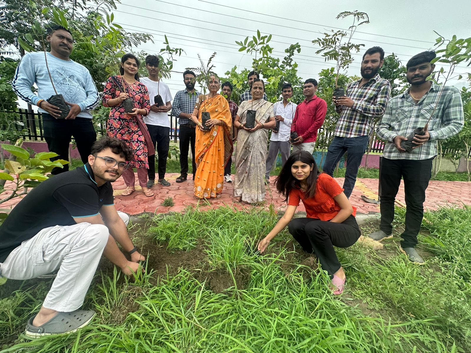 Plantation drive at VIP Paraspar Colony in Indore | इंदौर के वीआईपी ...