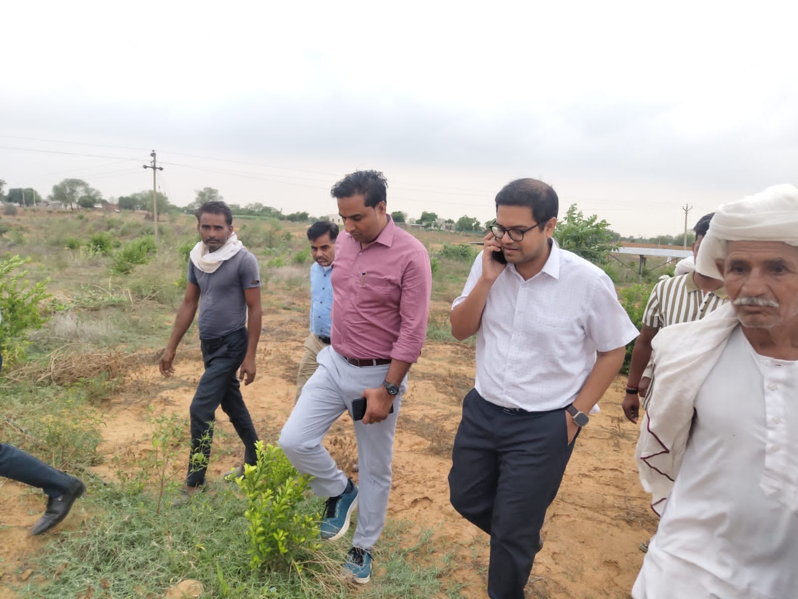 The collector planted trees in Samel village | समेल गांव में कलेक्टर ने ...