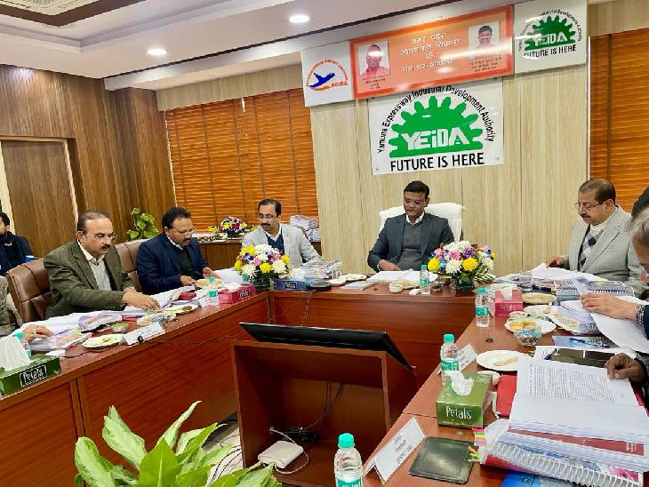 uttar pradesh noida two flatted factories built yamuna expressway 400 ...