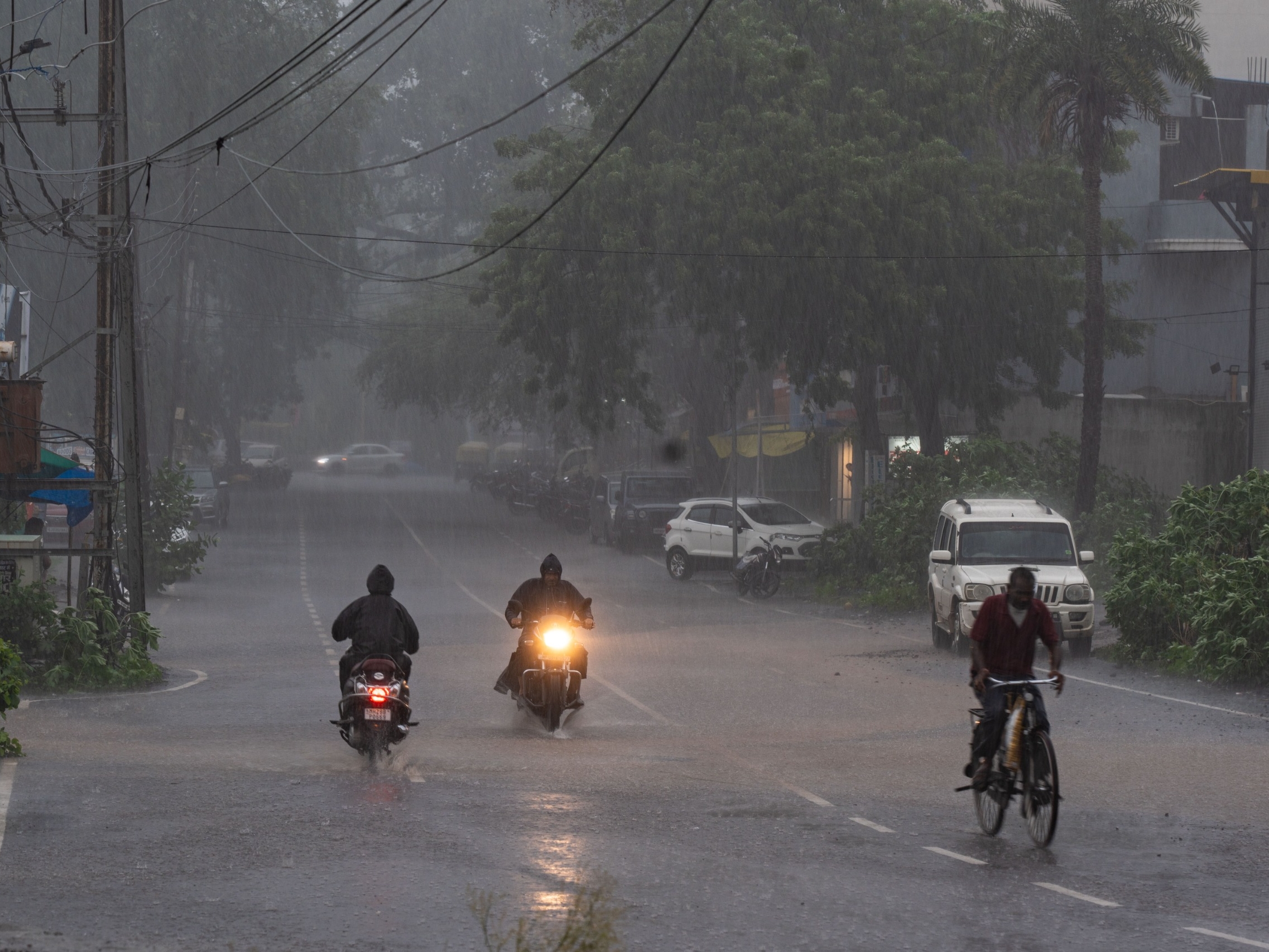 Change in weather: Clouds in the sky, drizzle throughout the day, day ...