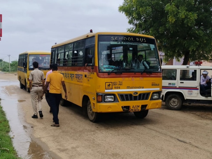 Sapotra police inspected school buses | सपोटरा पुलिस ने की स्कूल बसों ...