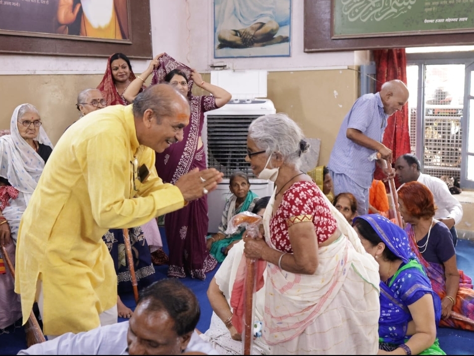 Acharya of Dadaji Dham reached Asra old age home | आसरा वृद्ध आश्रम ...