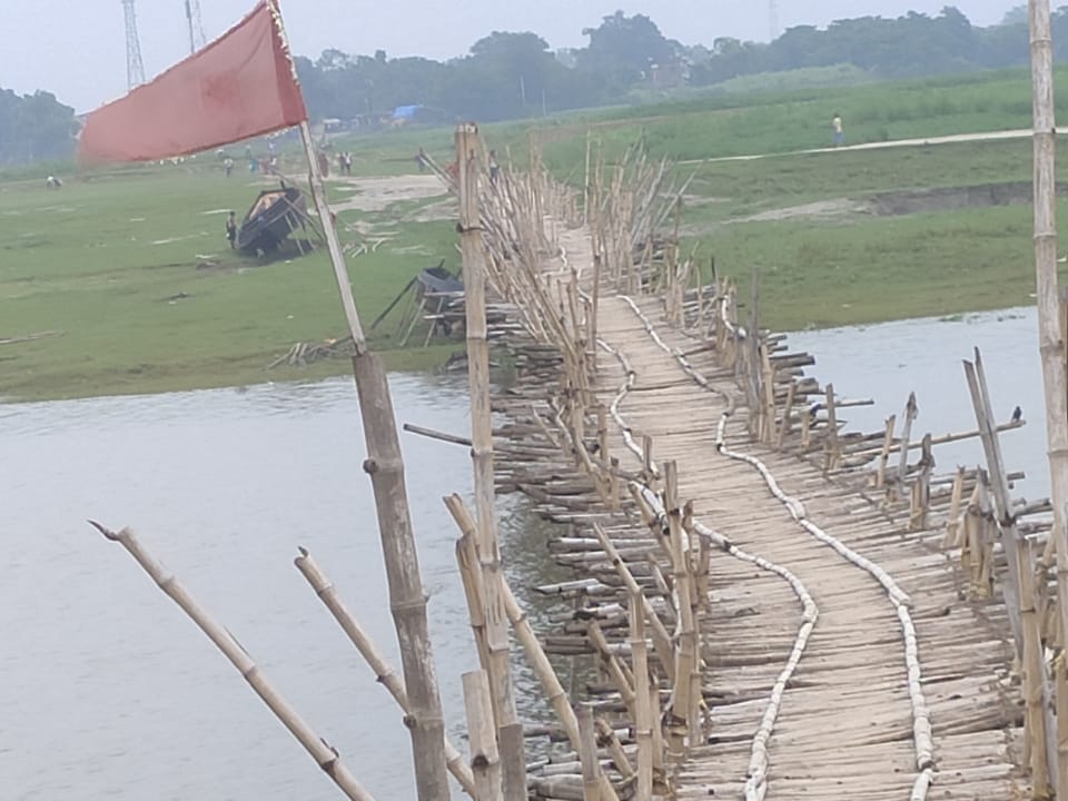 The Chachari bridge built on Mansi Ghat broke down | मानसी घाट पर बना ...