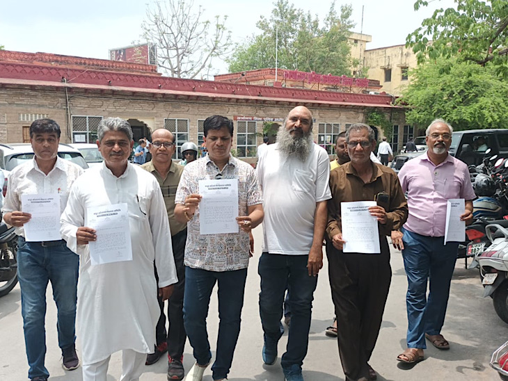 Mayur Colony Development Committee demonstrated | गैस पाइप लाइन डालने ...