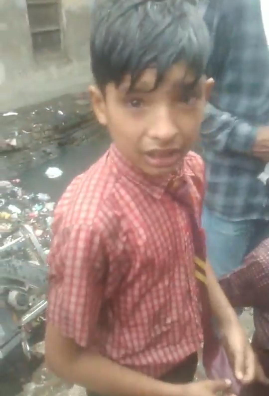 An e-rickshaw full of school children fell into the drain | मेरठ में स्कूली बच्चों से भरा ई ...