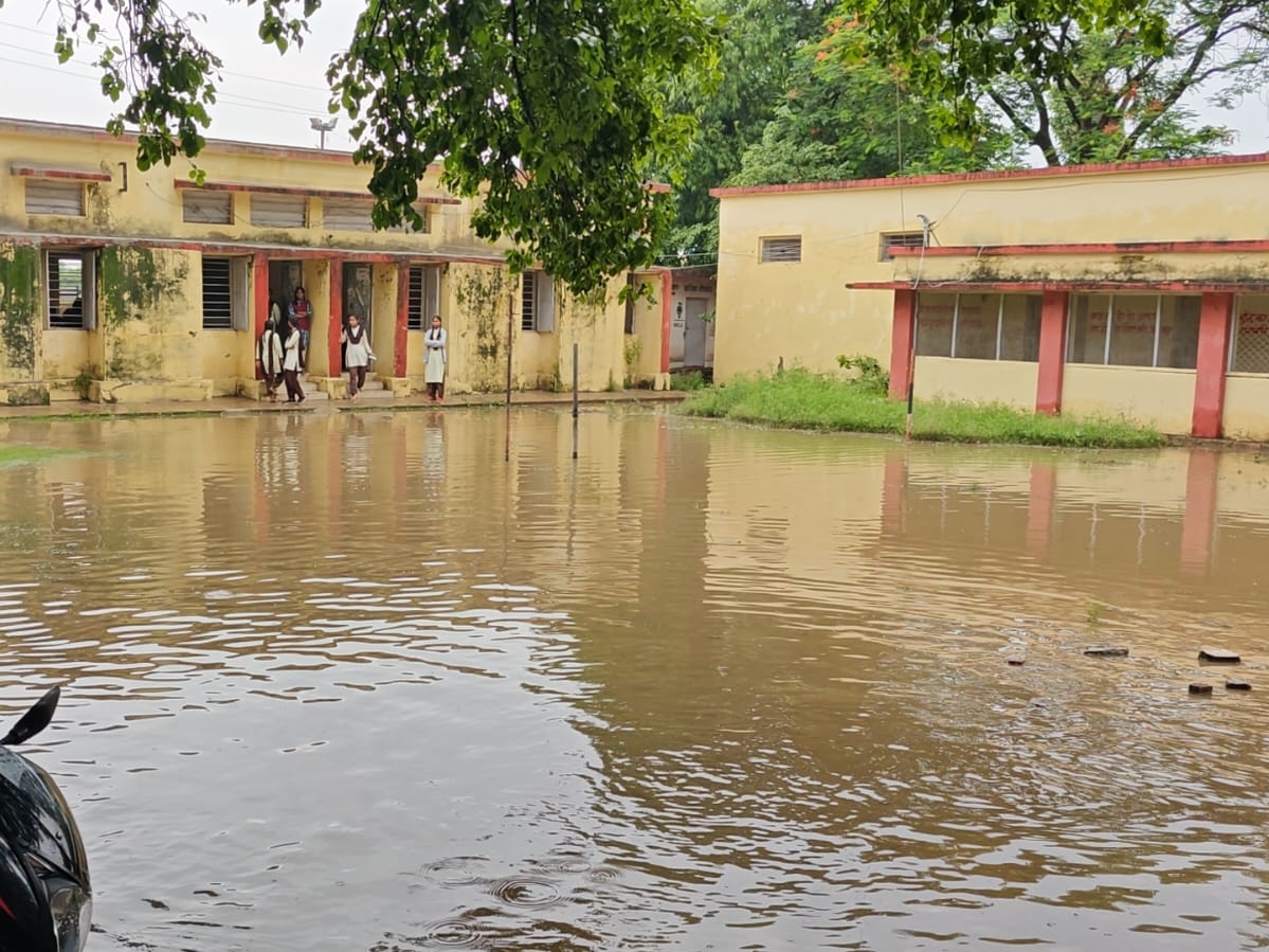 Water filled in CM Rise School of Budhar | बुढार के सीएम राइज स्कूल में ...