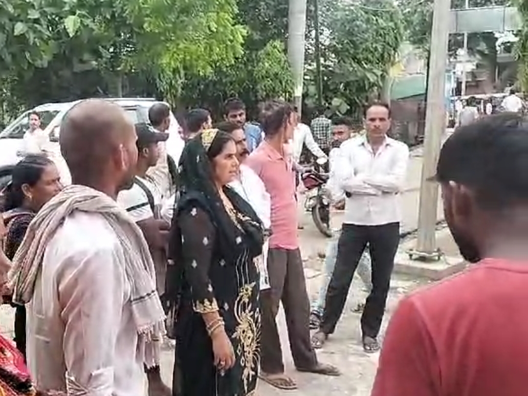 A woman died after falling from a bike in Unnao | उन्नाव में बाइक से उछलकर गिरी महिला की मौत ...