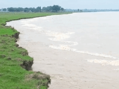 The fierce form of the Saryu river in Ballia, People are destroying ...
