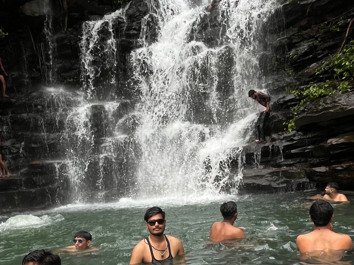 Tourists arrived to see the Mini Pachmarhi waterfall | मिनी पचमढ़ी का ...