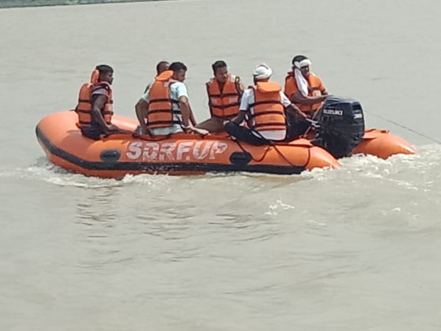 The body of an elderly man who drowned in the Ganges was recovered | गंगा में डूबे बुजुर्ग का शव ...