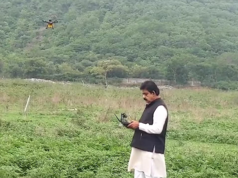 MP Shankar Lalwani sowed seeds using drone | इंदौर सांसद शंकर लालवानी ...