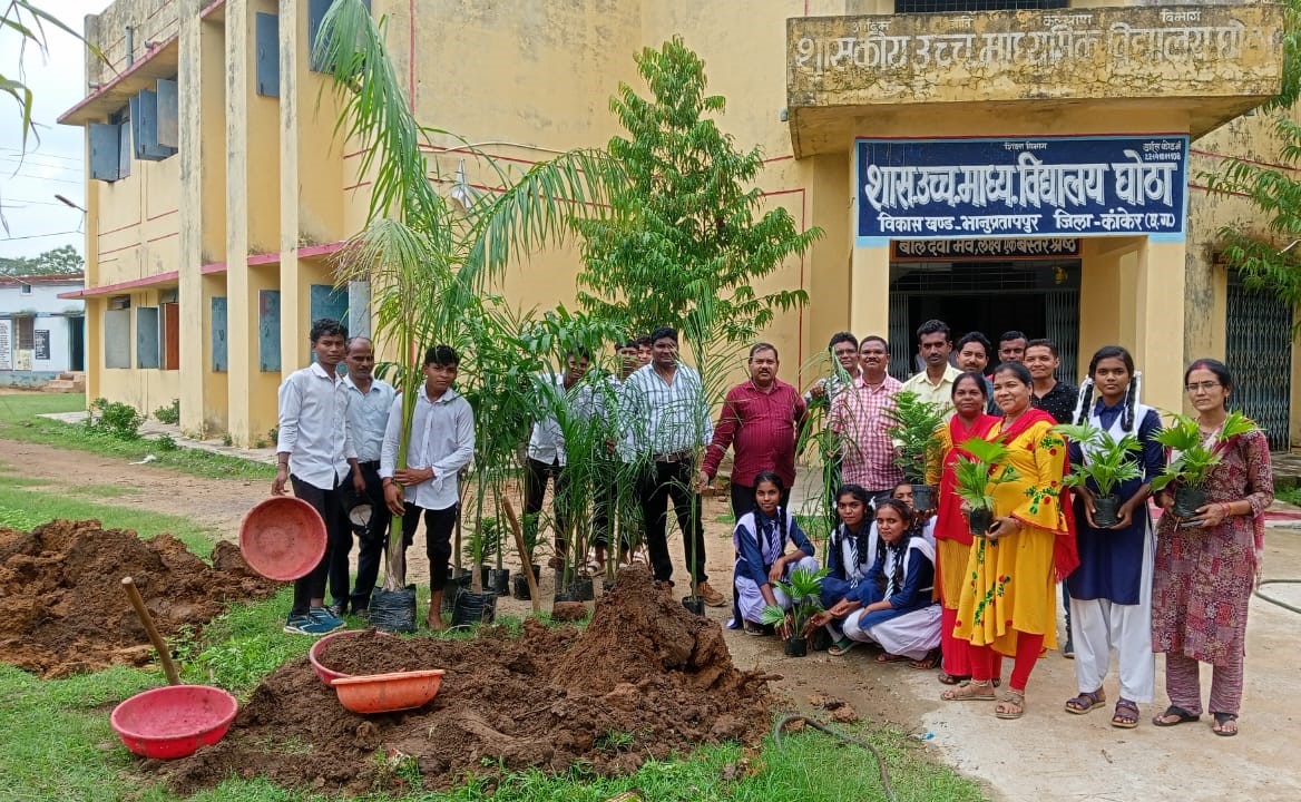 A tree was planted in the Ghotha in the name of the mother | घोठा में ...