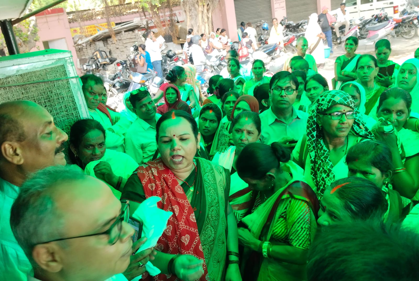 Asha workers gheraoed CMO office in Prayagraj | प्रयागराज में आशा ...