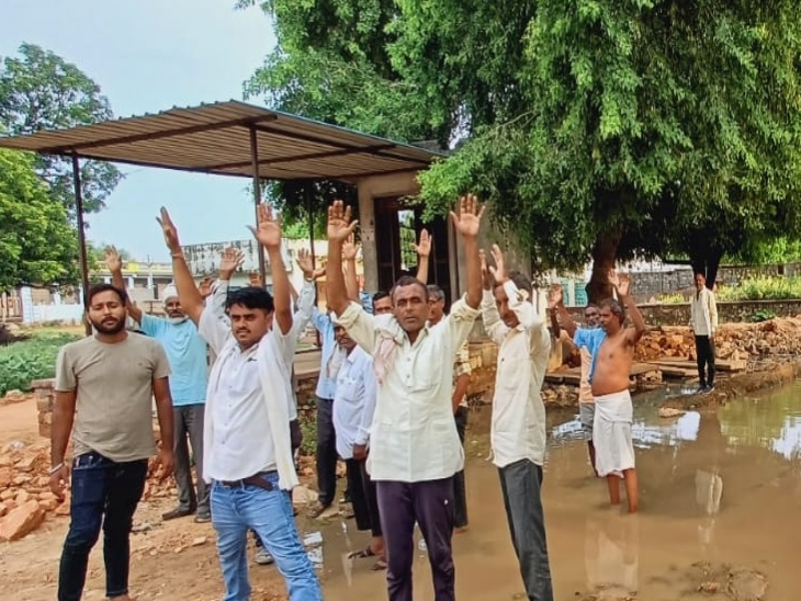 People are troubled due to waterlogging on the road in Maholi village ...