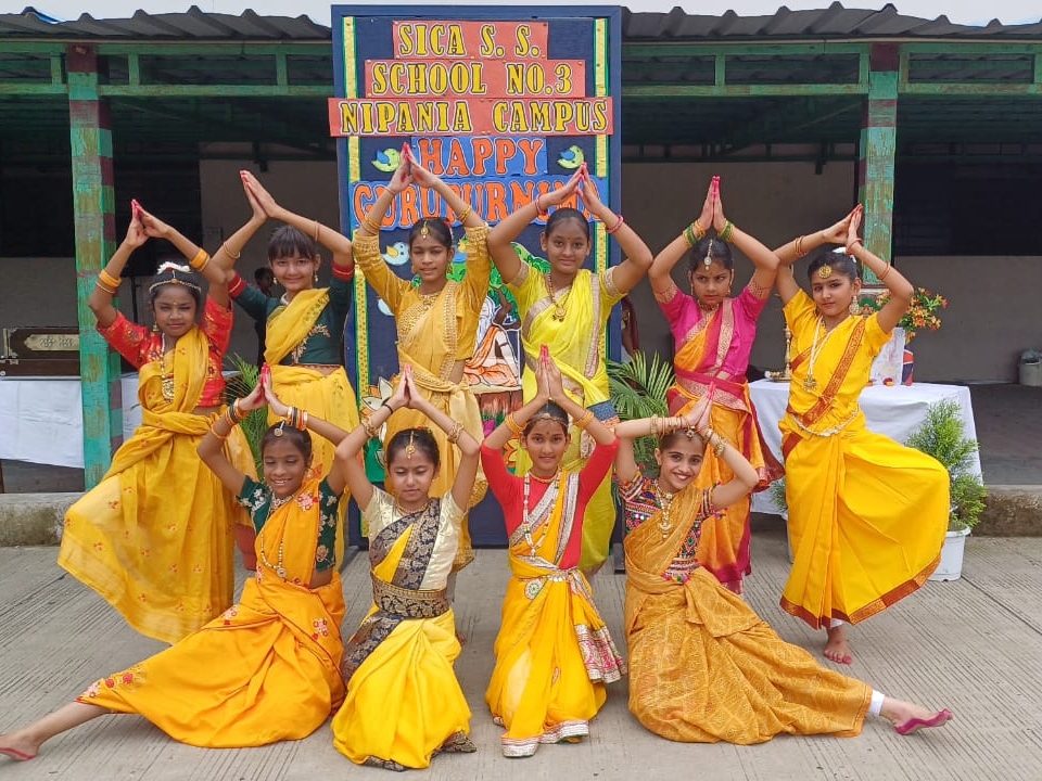 Guru Purnima celebration at Sika School Nipania, Indore | इंदौर के सिका स्कूल निपानिया में गुरु ...