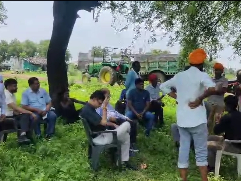 10 people in Chakk Pathari village are suffering from vomiting and ...