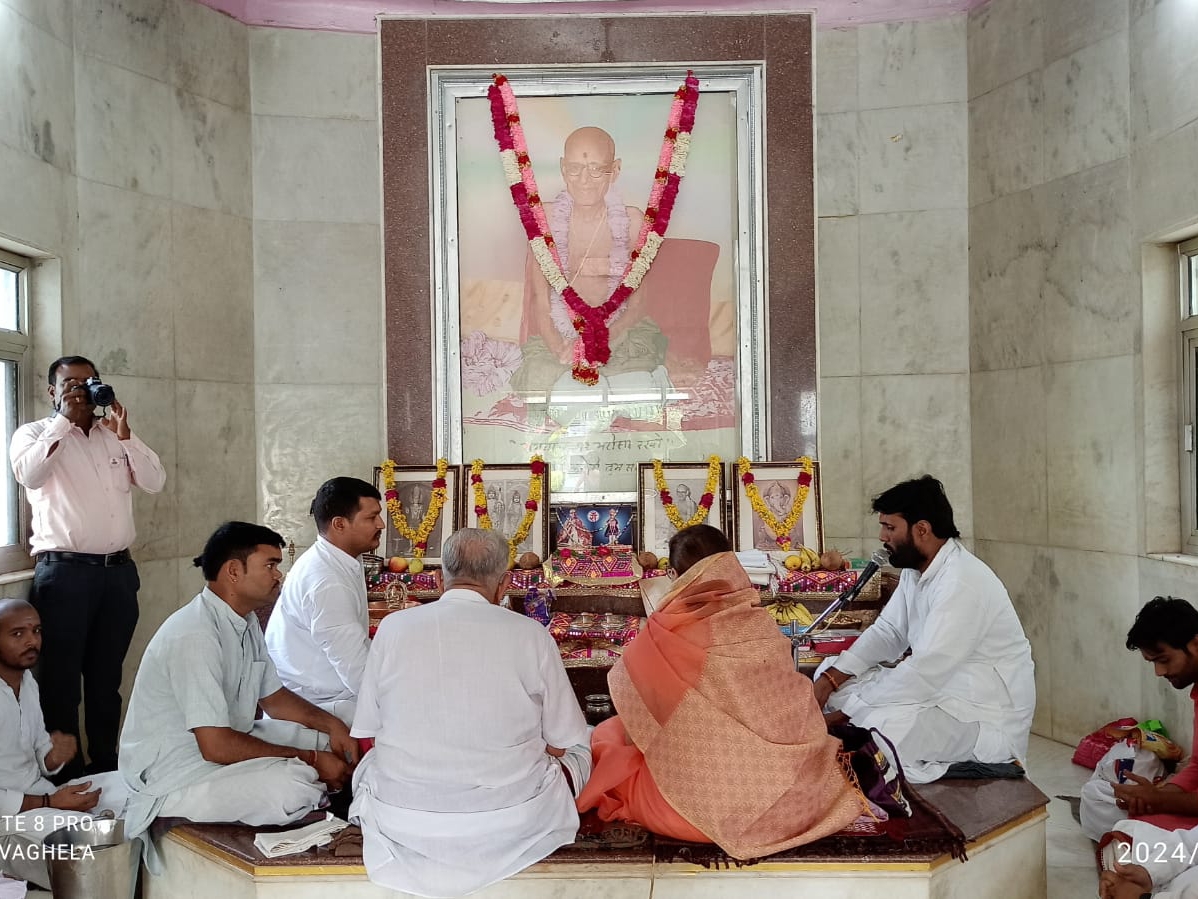 On Guru Purnima, the footprints of Ranchod Das Maharaj were worshipped ...