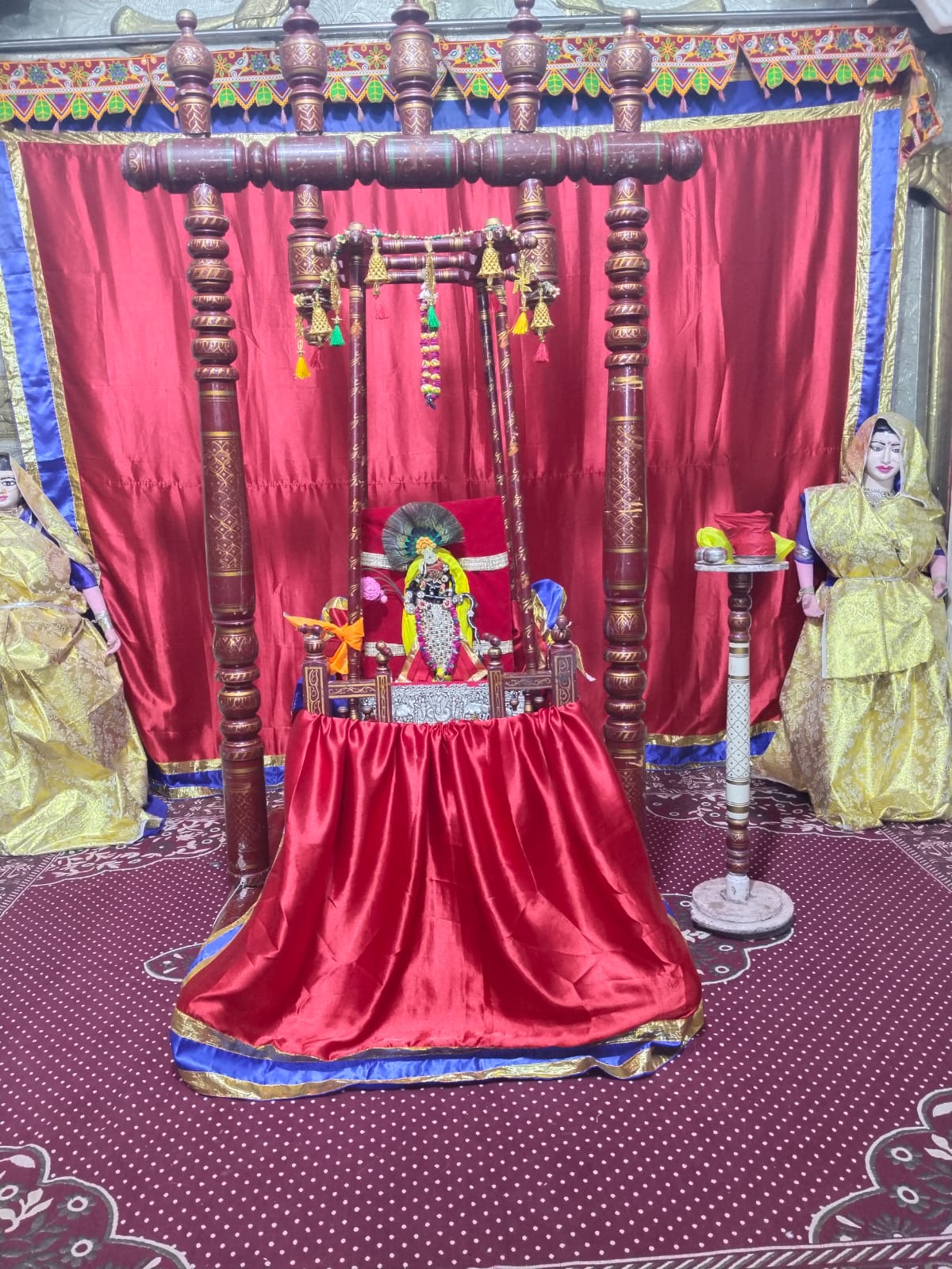 Thakurji's Hindora Darshan in the 300 years old Shri Govardhan Nath ...