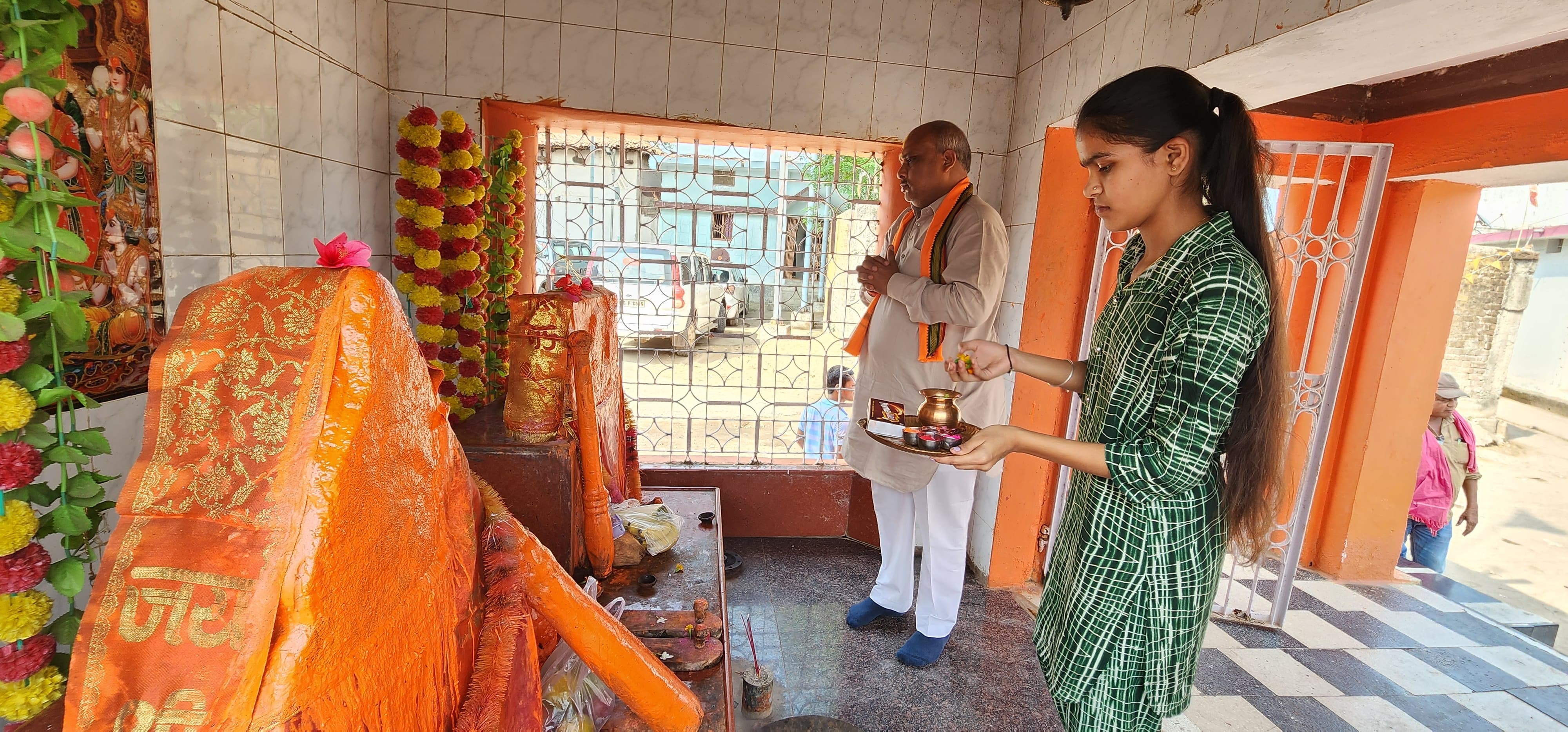 MLA Lalit worshiped in temples on Guru Purnima | गुरु पूर्णिमा पर ...