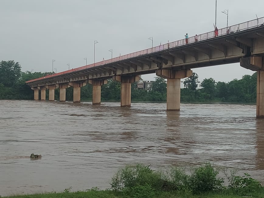 The water level of the Wainganga river increased