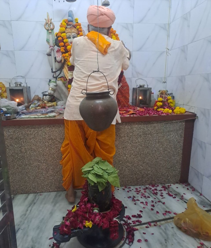 There was a crowd of Shiva devotees in the temples on the first Monday ...