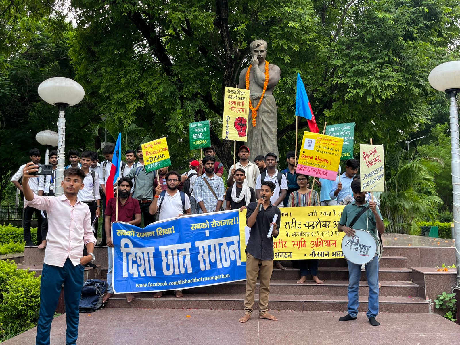 Azad Chauraha board installed at Netram Chauraha | प्रयागराज में नेतराम ...